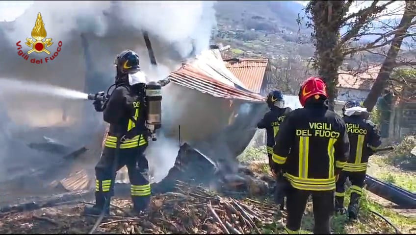 Incendio a Atripalda: Intervento dei Vigili del Fuoco - Lab TV Lab TV
